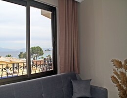 Apartamento Familiar, 1 quarto, vista para o mar | Sala | Televisor de ecrã plano de 70 cm com canais via satélite