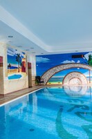 Piscina interior, piscina exterior sazonal, espreguiçadeiras 