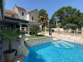 Piscina externa sazonal, funciona das 9h às 20h, espreguiçadeiras