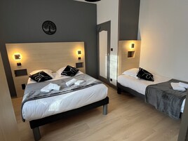 Chambre Triple Standard, côté cour intérieure, 1er étage | Individualmente decorados, individualmente mobiliados, escrivaninha