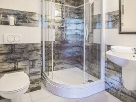 Trzy Korony Wazow Apartament 11 | Casa de banho | Um polibã, um secador de cabelo, toalhas fornecidas 