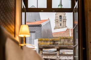 Minibar, cofre com capacidade para portátil, secretária 