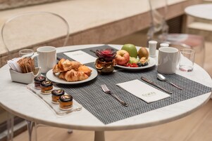 Pequeno-almoço tipo buffet diário (12 EUR por pessoa) 