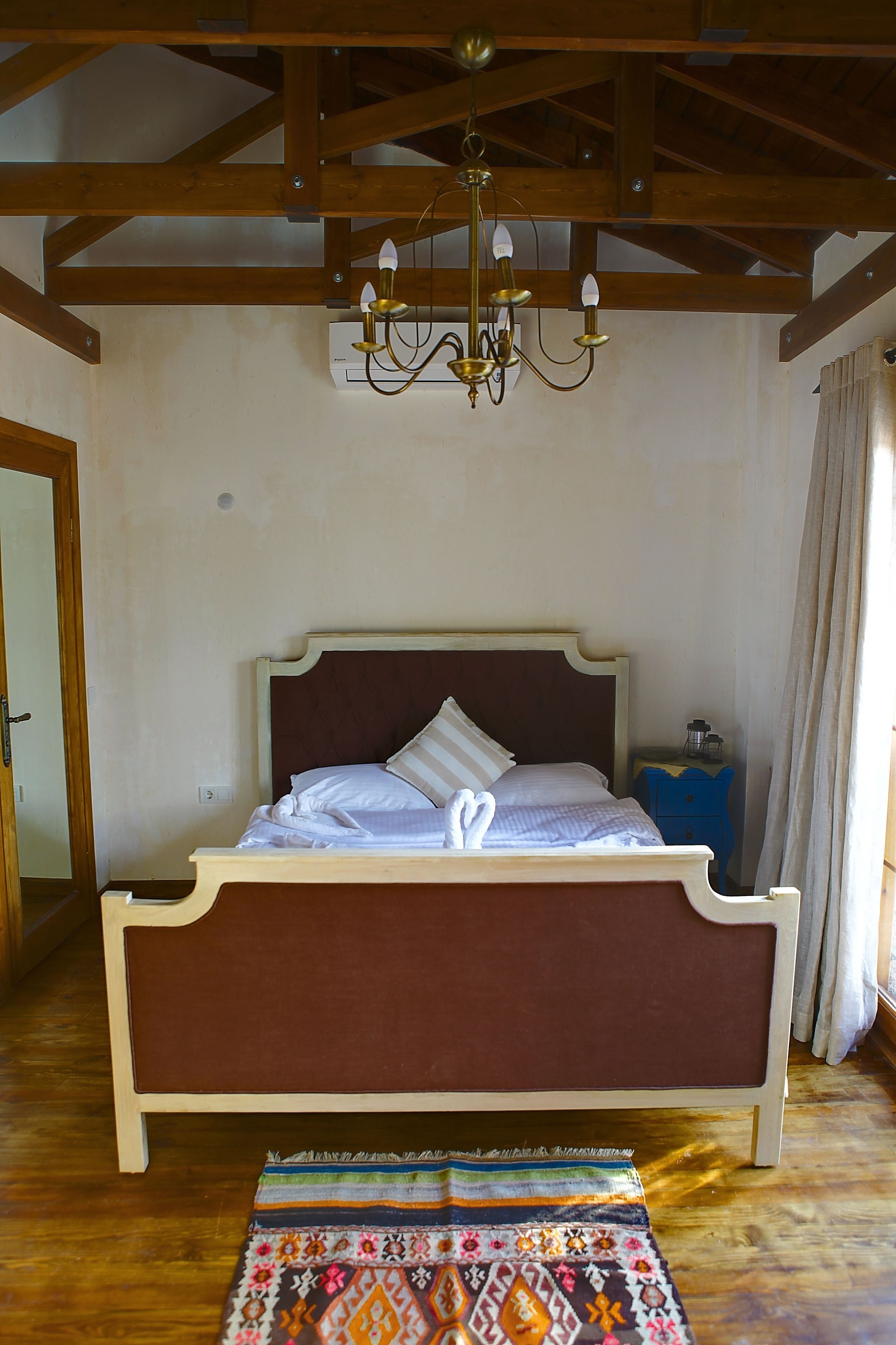 Minibar, cofre no quarto, secretária, quartos insonorizados 