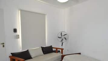 Duplex superior, 2 quartos | Sala de estar | TV LED 24 polegadas com canais a cabo, TV