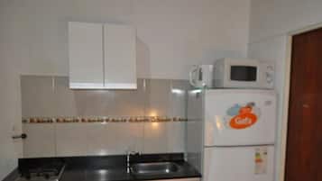 Estúdio Comfort | Cozinha privada | Um micro-ondas, uma torradeira, utensílios de cozinha