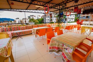 Café da manhã com buffet grátis todos os dias