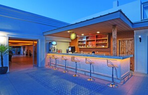 3 bares/lounges, um bar junto à piscina, um bar de praia 