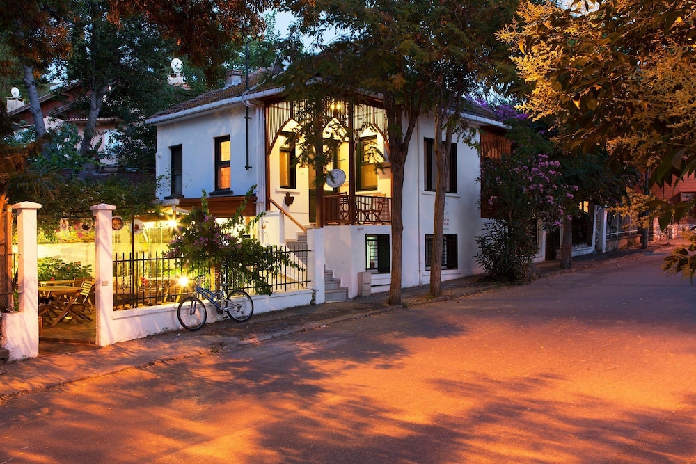 Orhan Kutbay'in Evi Turyolu Cafe Pansiyon - Estambul