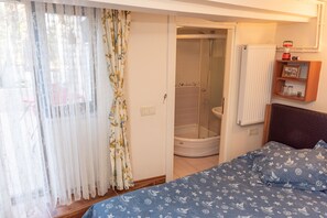 Quarto casal, no jardim | Escrivaninha, quartos à prova de som, Wi-Fi de cortesia, roupa de cama