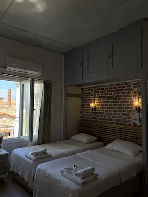 Quarto Triplo Standard | Minibar, secretária, quartos insonorizados, ferro/tábua de engomar