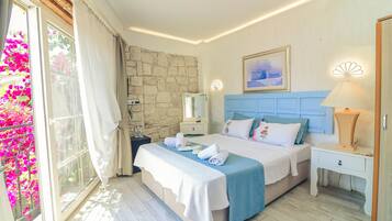 Quarto Duplo Deluxe | Roupa de alta qualidade, minibar, secretária