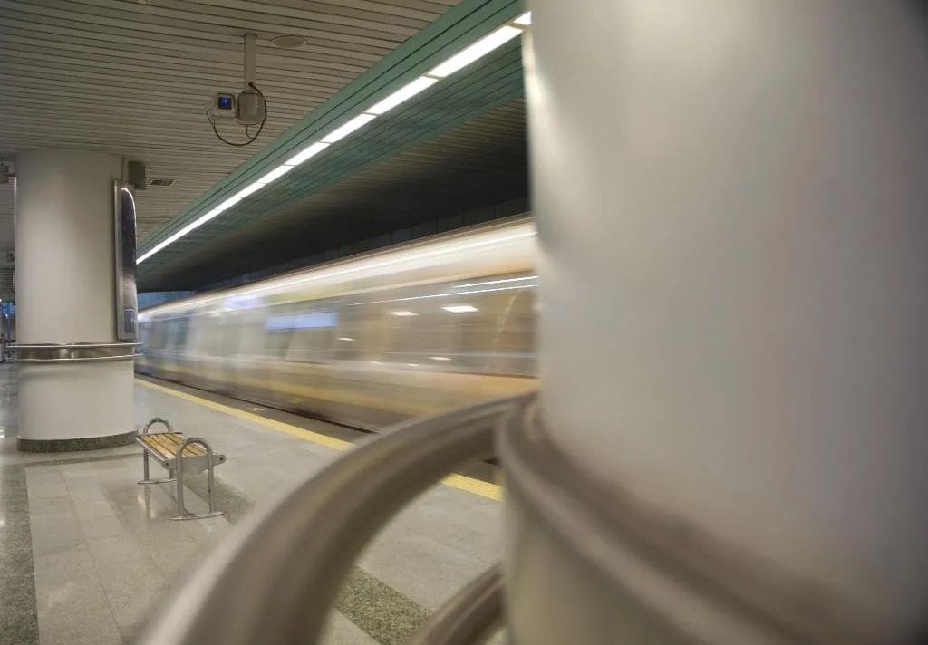 Estação de metrô com um banco e a borda da plataforma.
