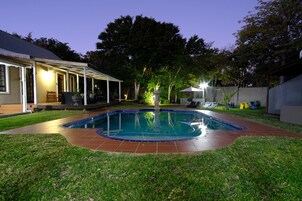 Piscina externa, espreguiçadeiras