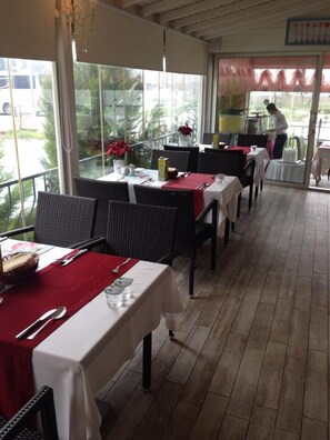 Café da manhã, almoço e jantar
