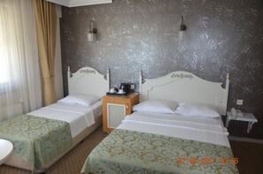 Quarto triplo | Roupas de cama premium, frigobar, cofres nos quartos, escrivaninha