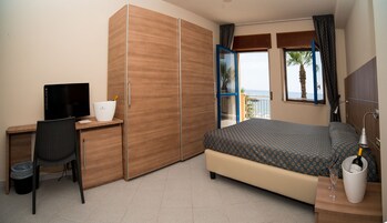 Quarto Duplo ou Twin, no edifício anexo | Minibar, cofre no quarto, com mobília individualizada, secretária 