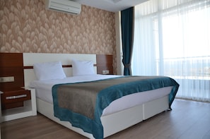 Suíte júnior | Roupas de cama premium, frigobar, cofres nos quartos, escrivaninha
