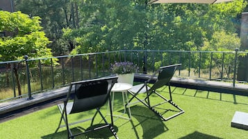Terraço com espreguiçadeiras