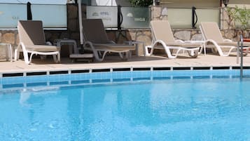 Piscina externa sazonal, guarda-sóis, espreguiçadeiras