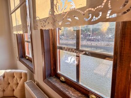 Quarto casal superior, 1 cama de casal | Frigobar, cofres nos quartos, Wi-Fi de cortesia, roupa de cama