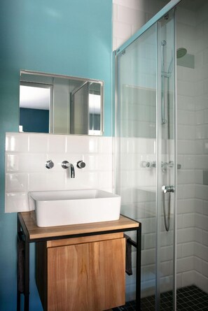 Quarto Duplo ou Twin Comfort | Casa de banho | Um secador de cabelo, toalhas fornecidas, papel higiénico 