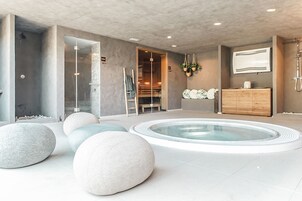 Sala(s) para tratamentos a casais, sauna, banheira de hidromassagem 