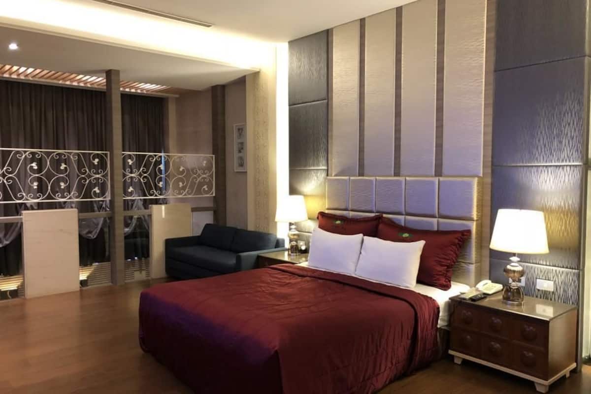 Quarto Quádruplo Deluxe | 1 quarto, roupa de alta qualidade, edredões de penas, secretária 