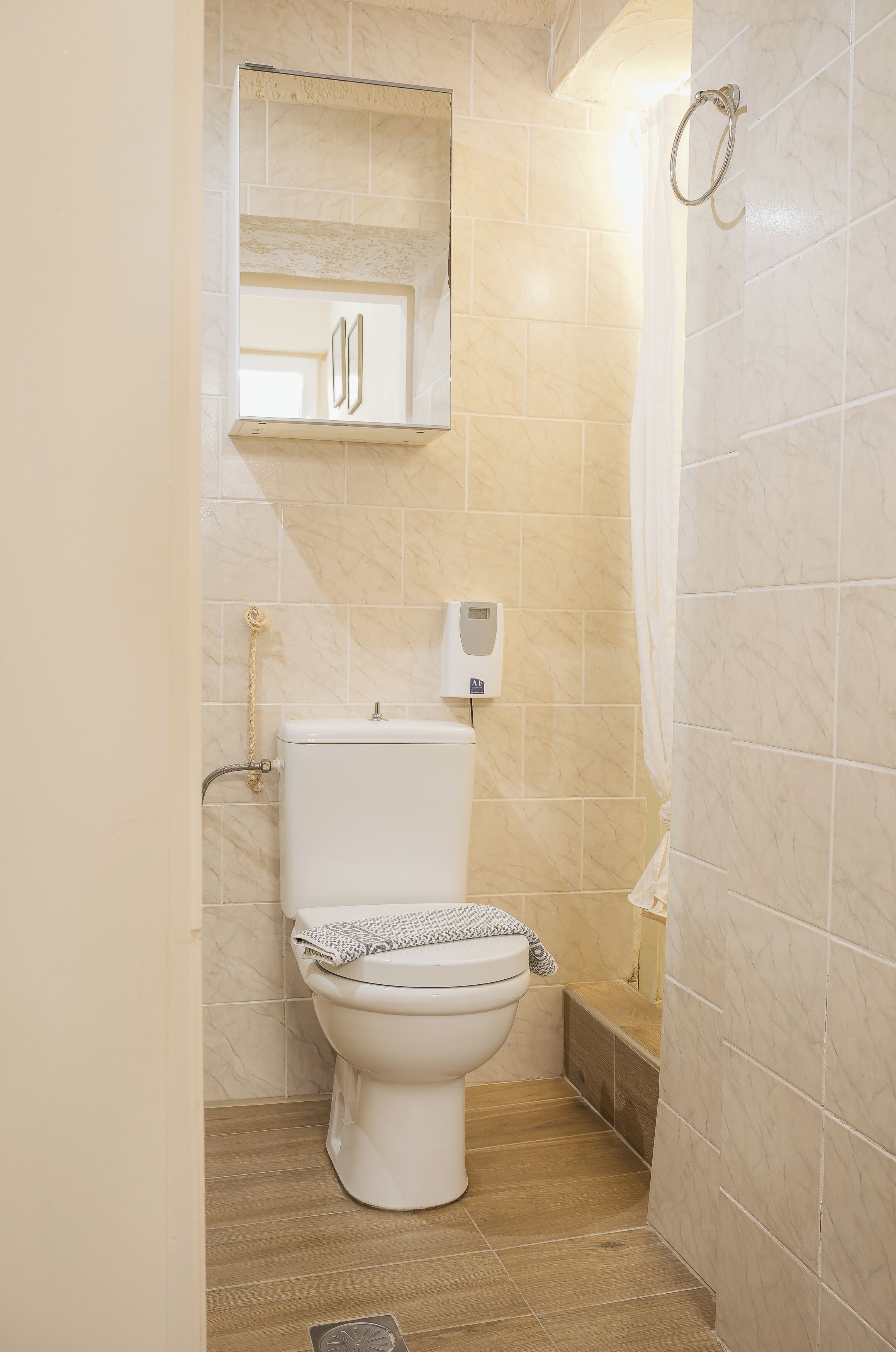 Triple Room | Casa de banho | Um polibã, artigos de higiene pessoal grátis, chinelos 
