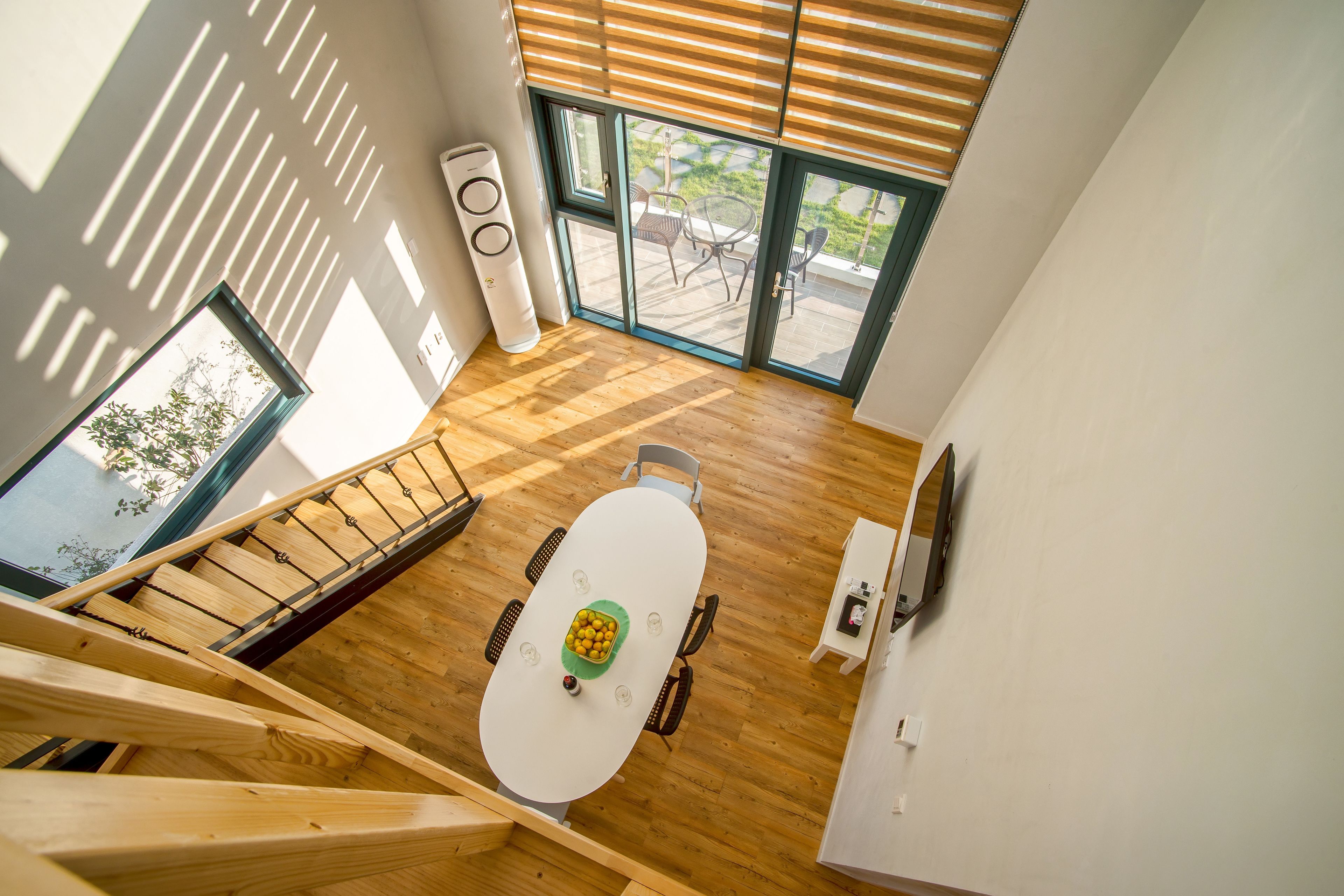 Loft (2 Beds) | Sala de estar | Televisor de ecrã plano de 65 polegadas com canais por cabo, televisor 