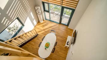 Loft (2 Beds) | Sala de estar | Televisor de ecrã plano de 65 polegadas com canais por cabo, televisor