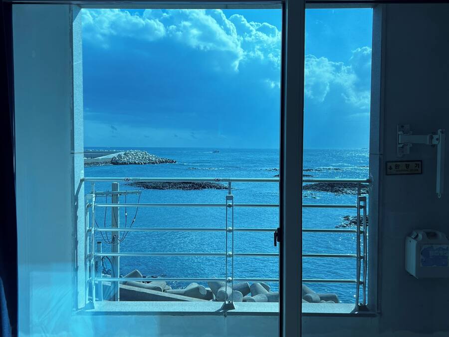 Quarto duplo luxo, 2 camas Queen, vista para o oceano | Wi-Fi de cortesia, roupa de cama