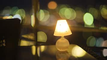 Uma mesa com uma lâmpada, refletindo luz numa superfície.