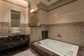 Quarto casal clássico | Banheiro | Banheira e chuveiro separados, banheira de hidromassagem