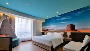 Quarto executivo | Frigobar (abastecido com itens grátis), cofres nos quartos, escrivaninha
