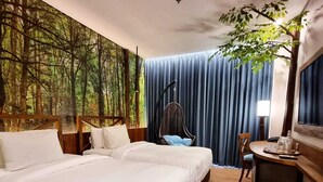Frigobar (abastecido com itens grátis), cofres nos quartos, escrivaninha
