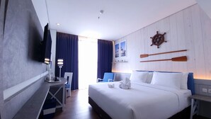 Frigobar (abastecido com itens grátis), cofres nos quartos, escrivaninha
