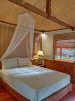 Bamboo Fan Room with Garden View | Cofres nos quartos, roupa de cama