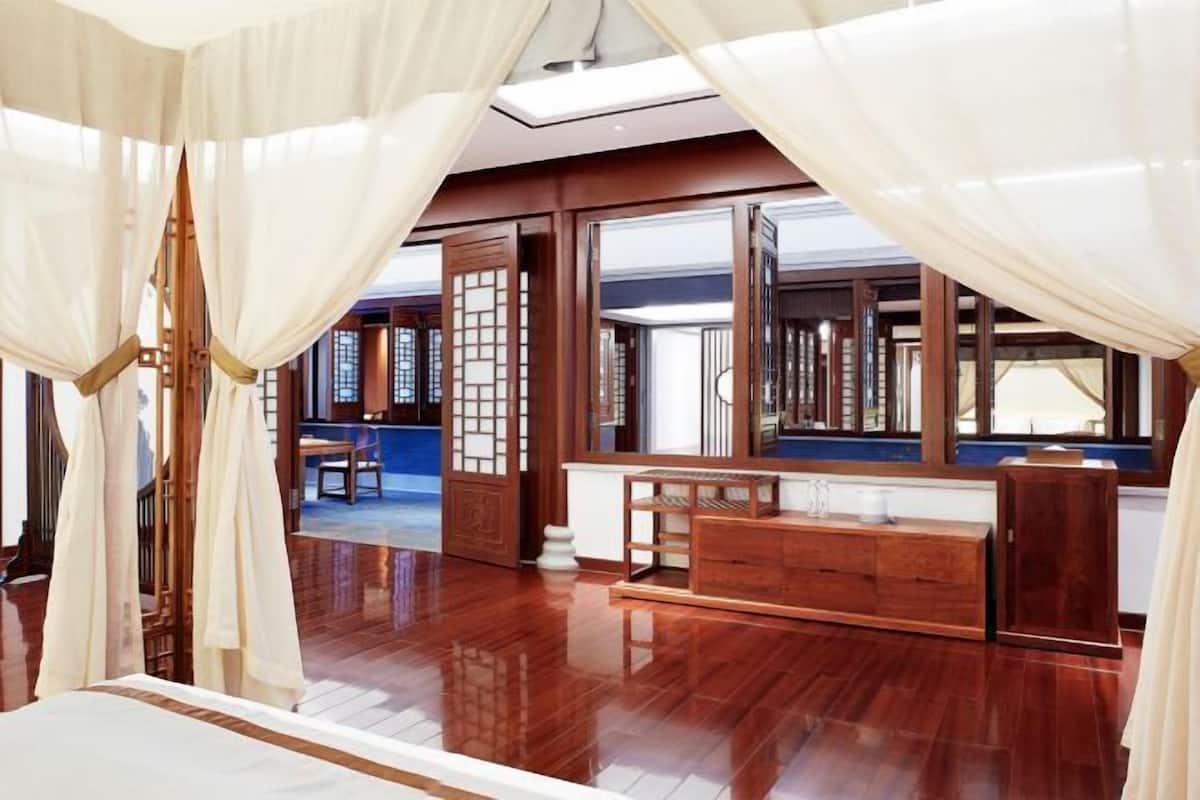 Frigobar, cofres nos quartos, escrivaninha, cortinas blackout