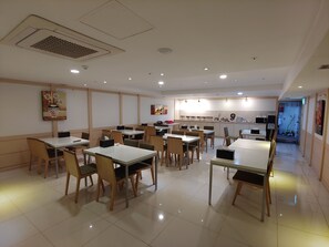 Pequeno-almoço tipo buffet nos dias úteis (8000 KRW por pessoa) 