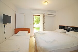 Quarto, vista para o jardim, no rés do chão | Minibar, Wi-fi grátis, roupa de cama fornecida 