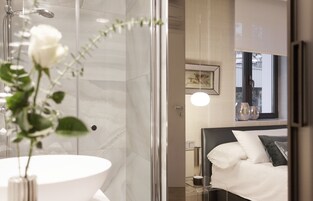 Quarto Duplo Design, vista para a colina (EGUZKI) | Casa de banho | Um polibã, artigos de higiene pessoal grátis, um secador de cabelo 