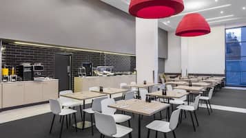 Pequeno-almoço tipo buffet diário mediante uma taxa