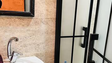 Um polibã, artigos de higiene pessoal grátis, toalhas fornecidas