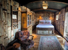 Rede Shepherds Hut | Frigobar, cofres nos quartos, individualmente decorados