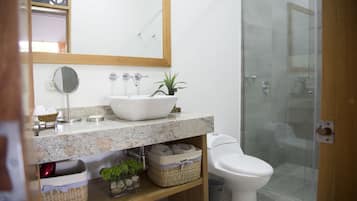 Quarto casal ou duplo | Banheiro | Chuveiro, produtos de toalete grátis, secador de cabelo