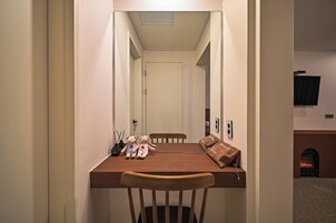 Quarto Duplo Deluxe, 1 cama king-size | Roupa de alta qualidade, cofre no quarto, secretária 