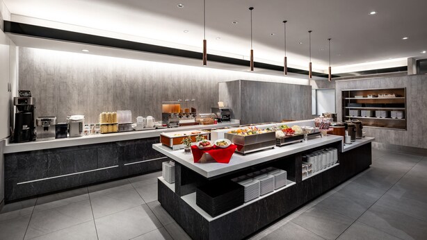 Uma cozinha moderna com ilha central, eletrodomésticos embutidos e design limpo e minimalista.