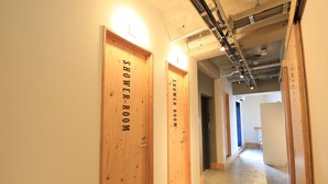 Corredor com portas de madeira identificadas como 'SHOWER ROOM'.