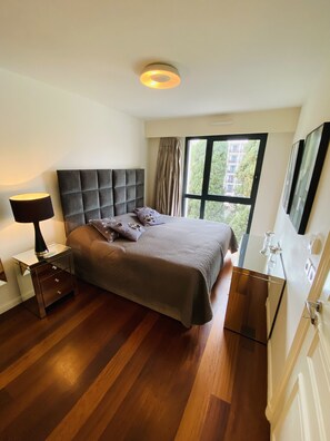 Apartamento Superior, 1 quarto | Roupa de alta qualidade, cofre no quarto, secretária 